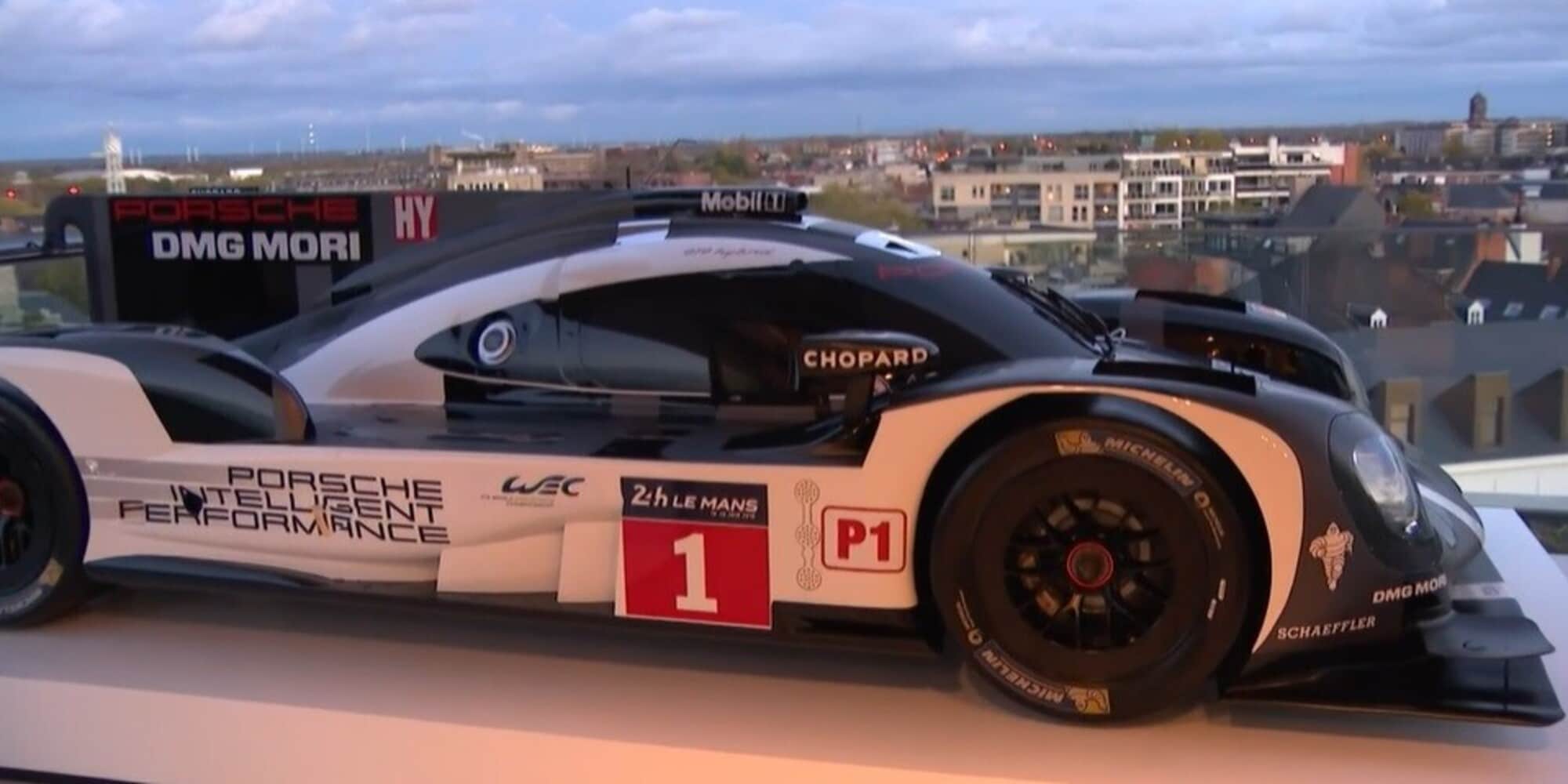 Parcheggia una Porsche in terrazzo: "Ho detto a mia moglie che è un'opera d'arte"