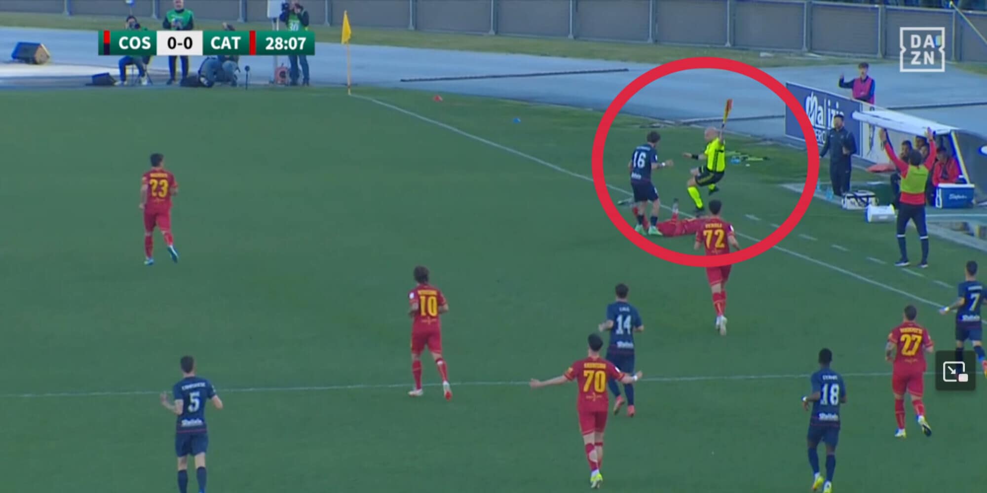 L'infortunio shock del guardalinee di Cosenza-Catanzaro: cade e si rompe entrambe le ginocchia!