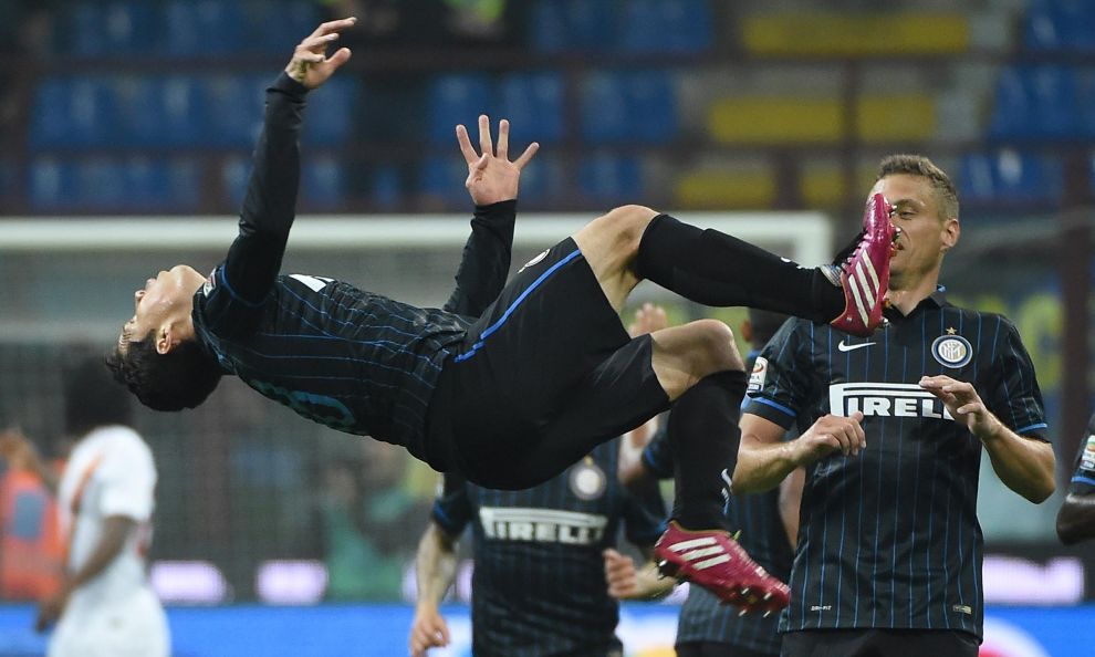 FOTO Hernanes, capriola e ciuccio. La Roma cade a San Siro