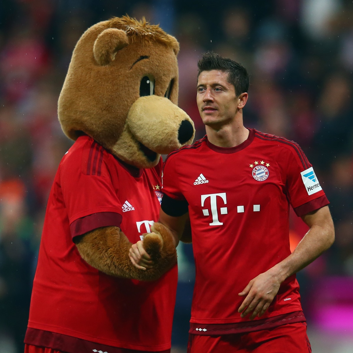 Cinque gol in nove minuti: è meme show per LewanGOALski