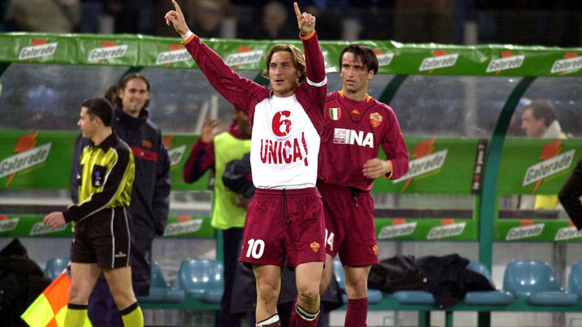 Totti leggenda anche nel derby: una storia lunga 23 anni - Corriere ...