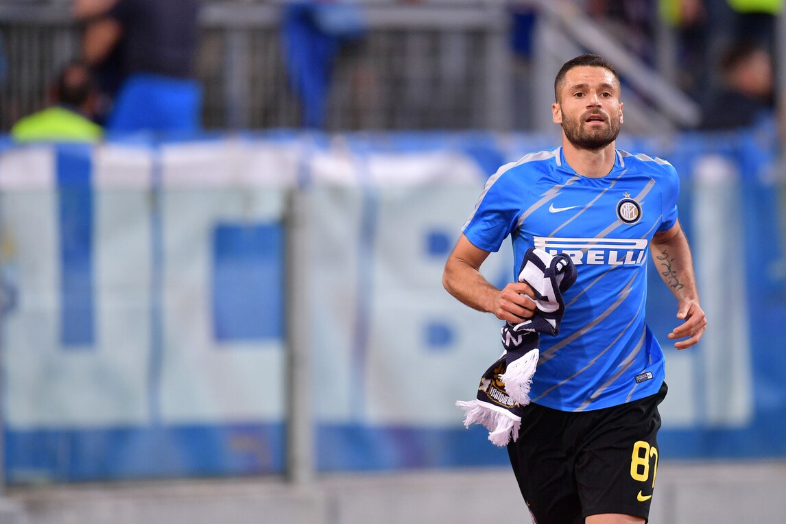 Inter, Candreva e la sciarpa dei tifosi della Lazio