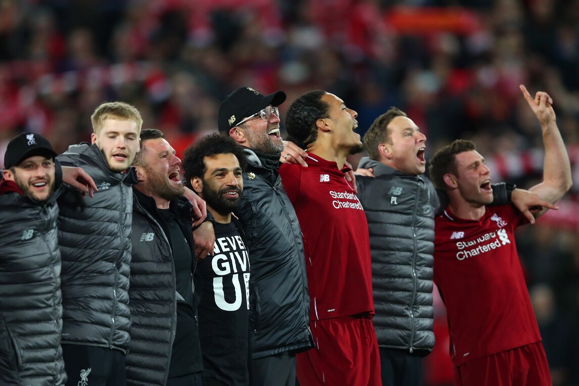 Liverpool, festa in campo. Salah con una maglia speciale
