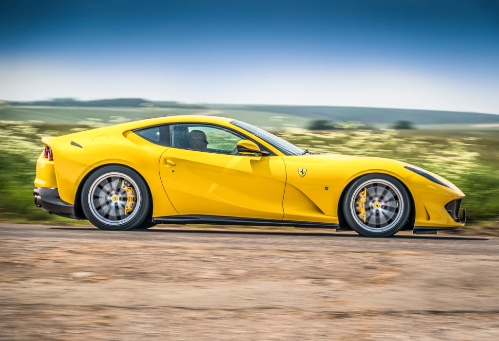 Ferrari 812 Superfast gialla: tutte le foto dei dettagli