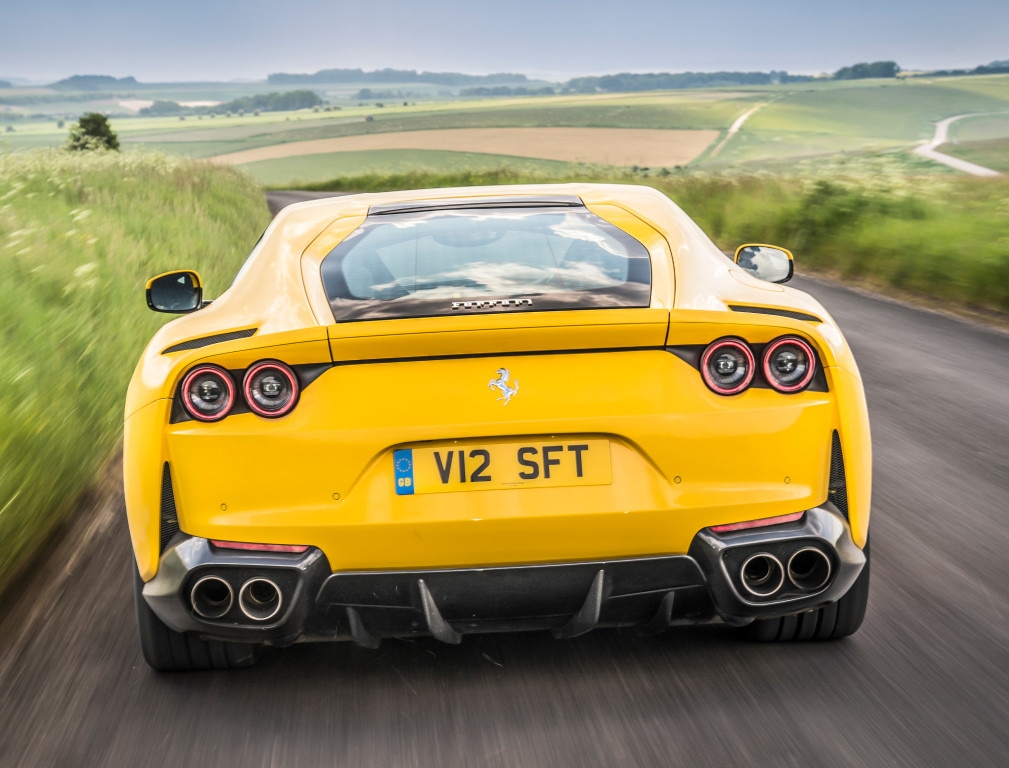 Ferrari 812 Superfast gialla: tutte le foto dei dettagli