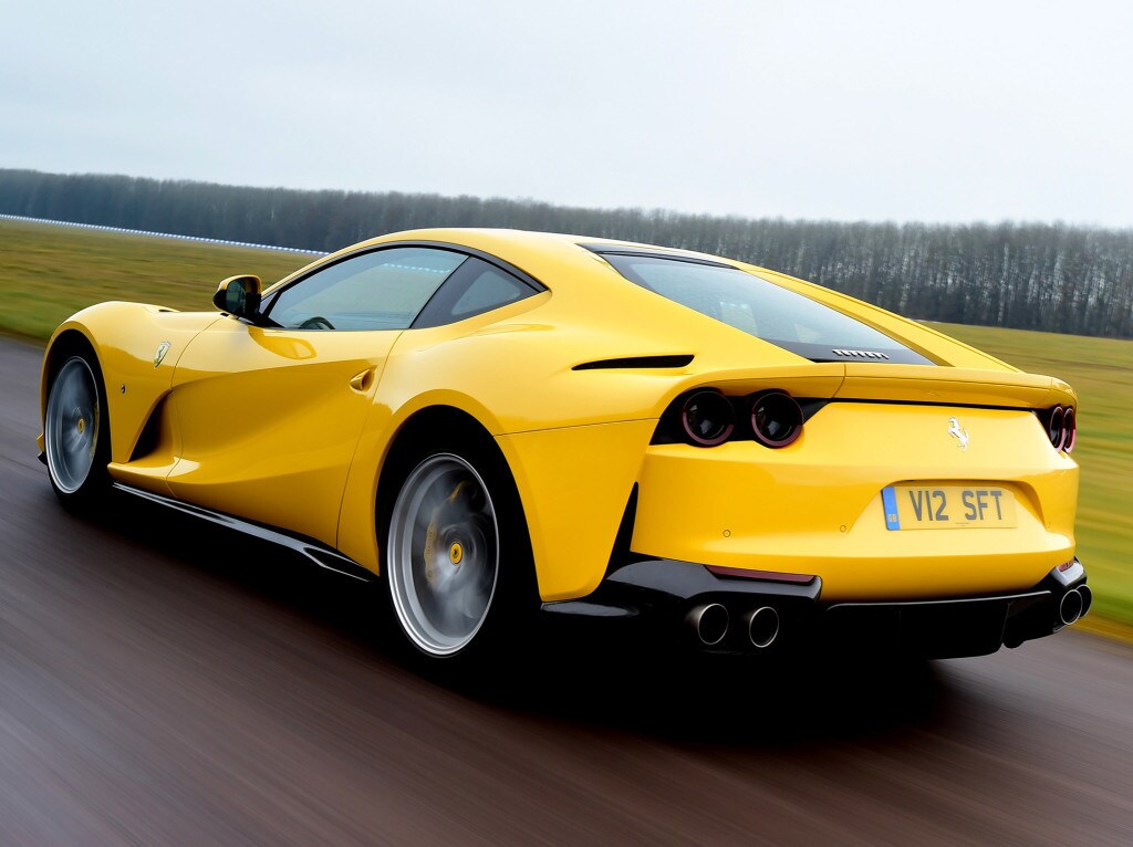 Ferrari 812 Superfast gialla: tutte le foto dei dettagli