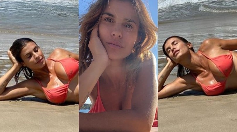 Elisabetta Canalis, scatti mozzafiato in riva al mare