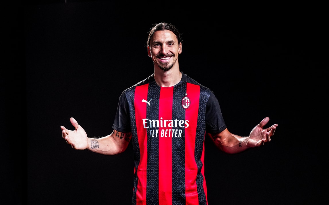Ibra posa con la maglia del Milan, poi il primo allenamento