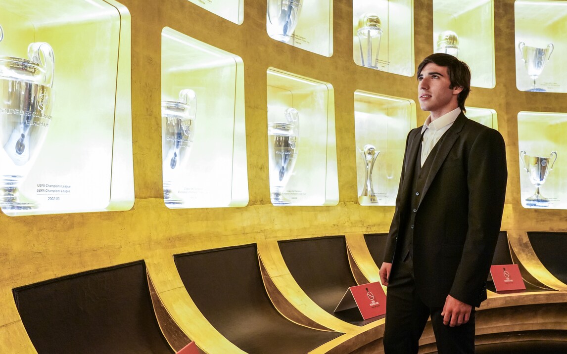 Tonali realizza il suo sogno: eccolo nella stanza dei trofei del Milan