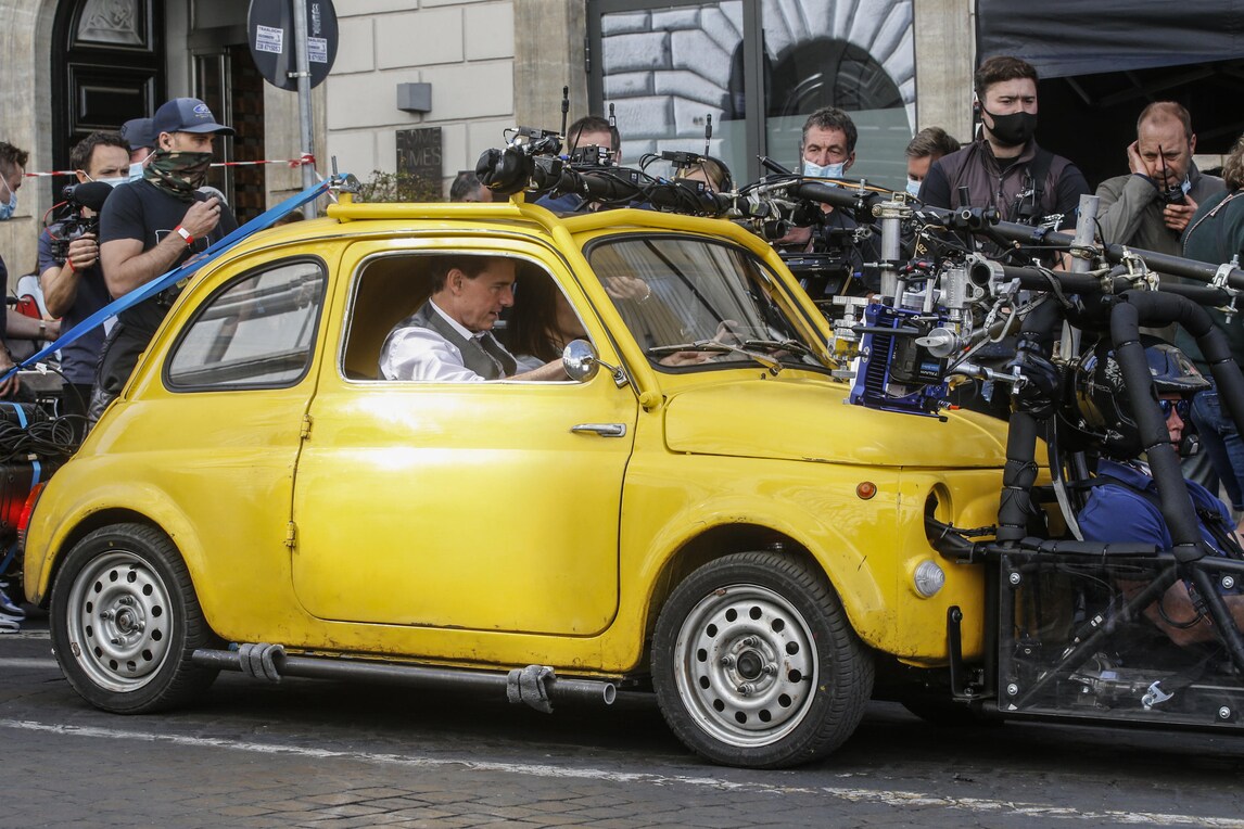 Tom Cruise la Mission Impossible è scappare con una Fiat 500 gialla! FOTO