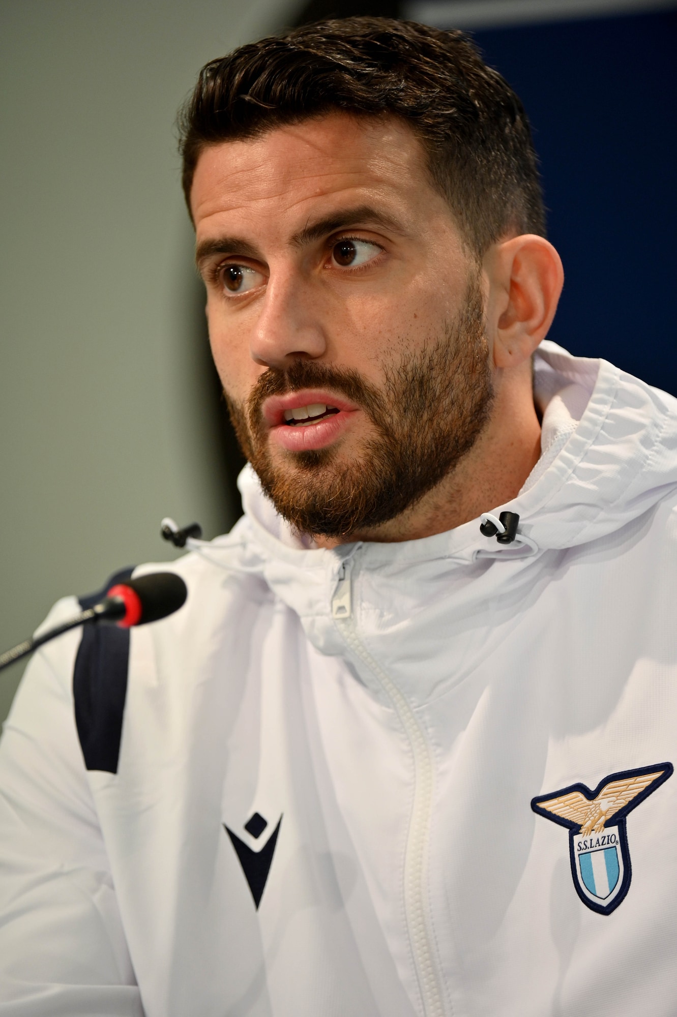 Lazio, la presentazione di Musacchio: foto con la nuova maglia