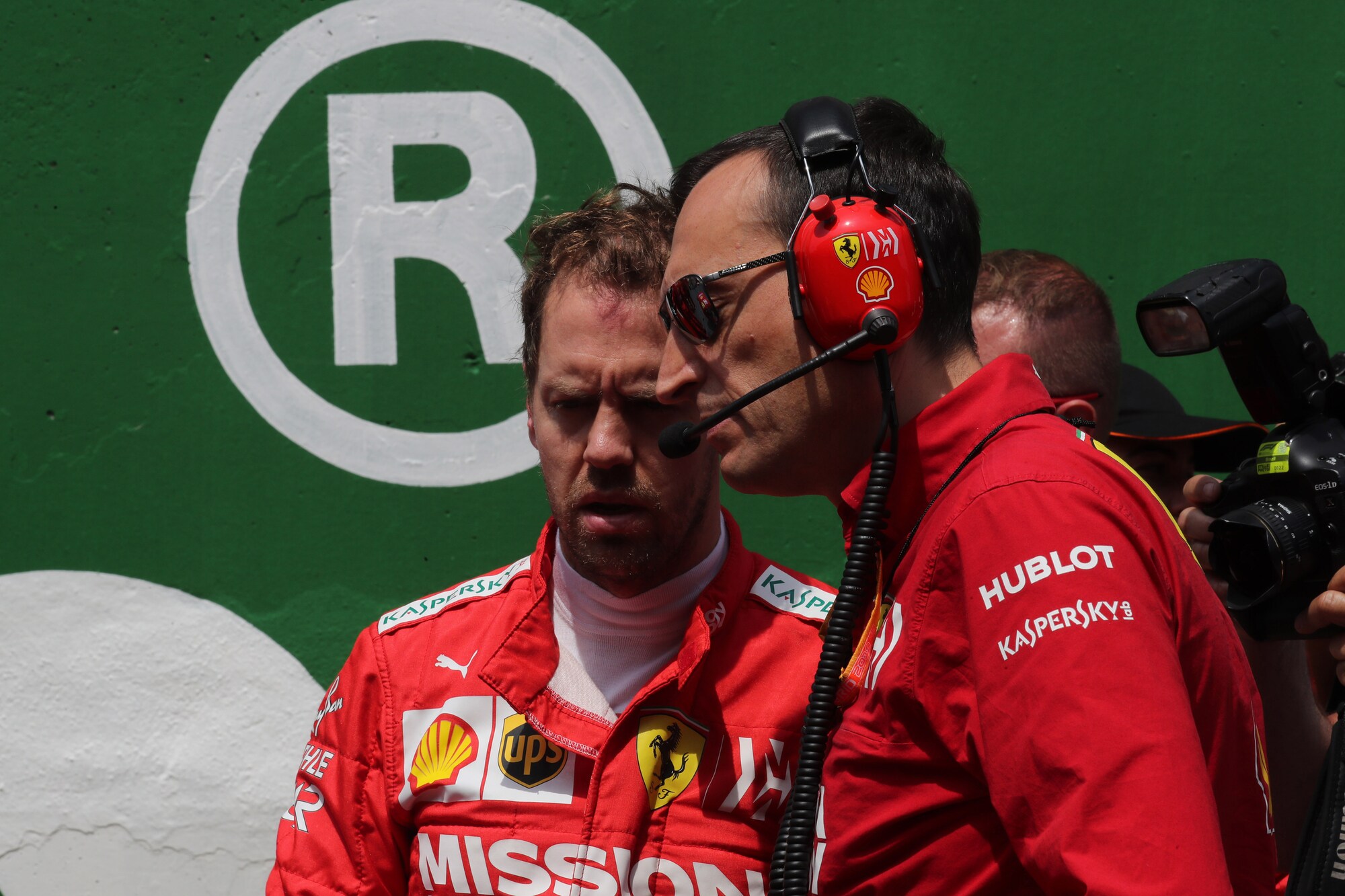 F1, Vettel: "Riflettiamo su quanto sia dura per molti ragazzi ai box"