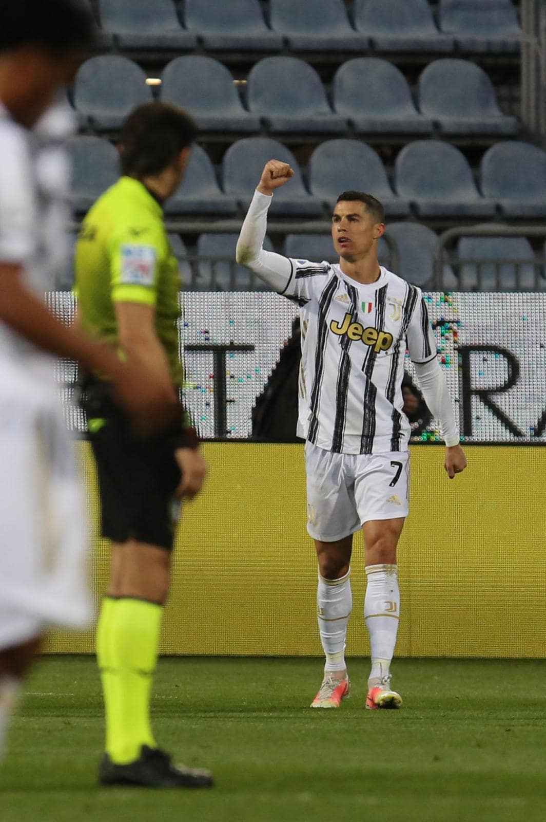 Ronaldo, esultanza polemica: mano all'orecchio verso la telecamera