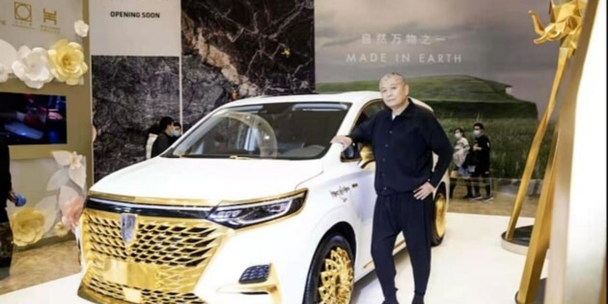 Cina, il SUV di lusso è esorbitante ed è ricoperto tutto d'oro