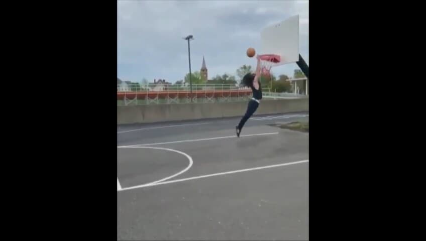 Un canestro spaziale da 3 punti… in testa però!