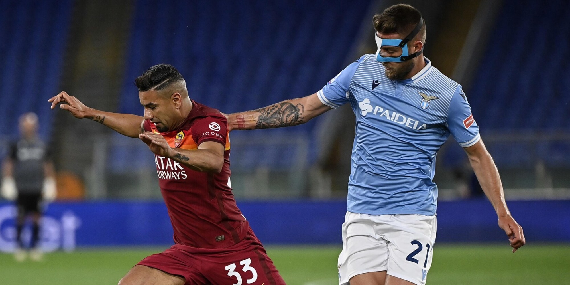 Roma, Bruno Peres calcia il pallone in tribuna. I compagni si infuriano ...