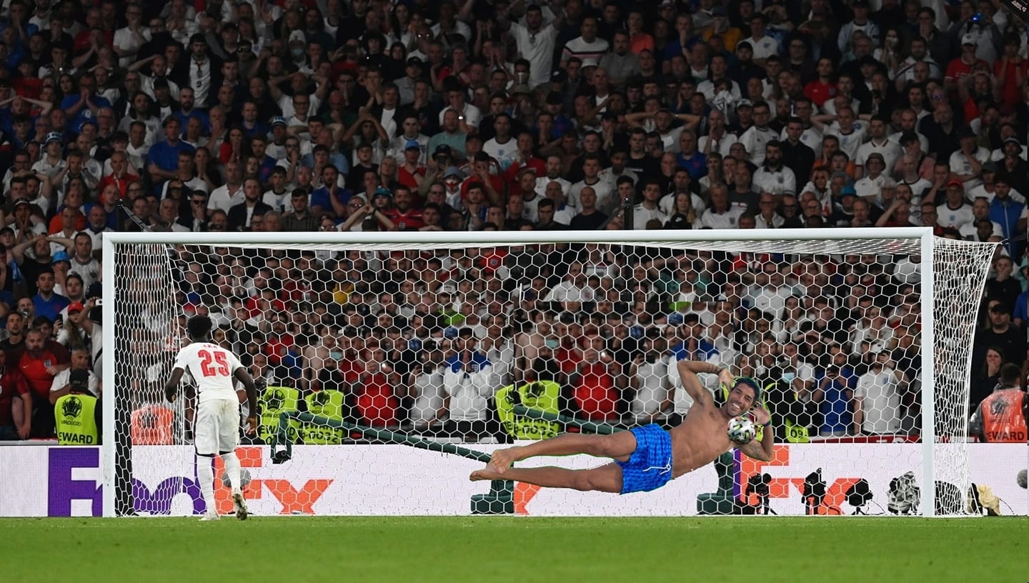 Il tuffo di Luis Suarez diventa virale sui social: quanti meme!