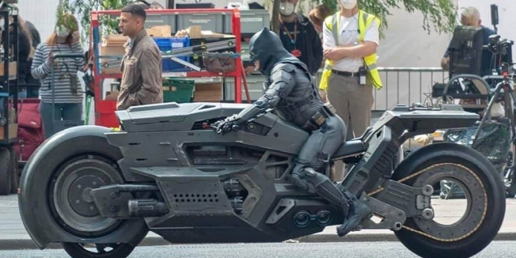Batman sfreccia in moto a Glasgow: ma la Batmoto è elettrica? VIDEO