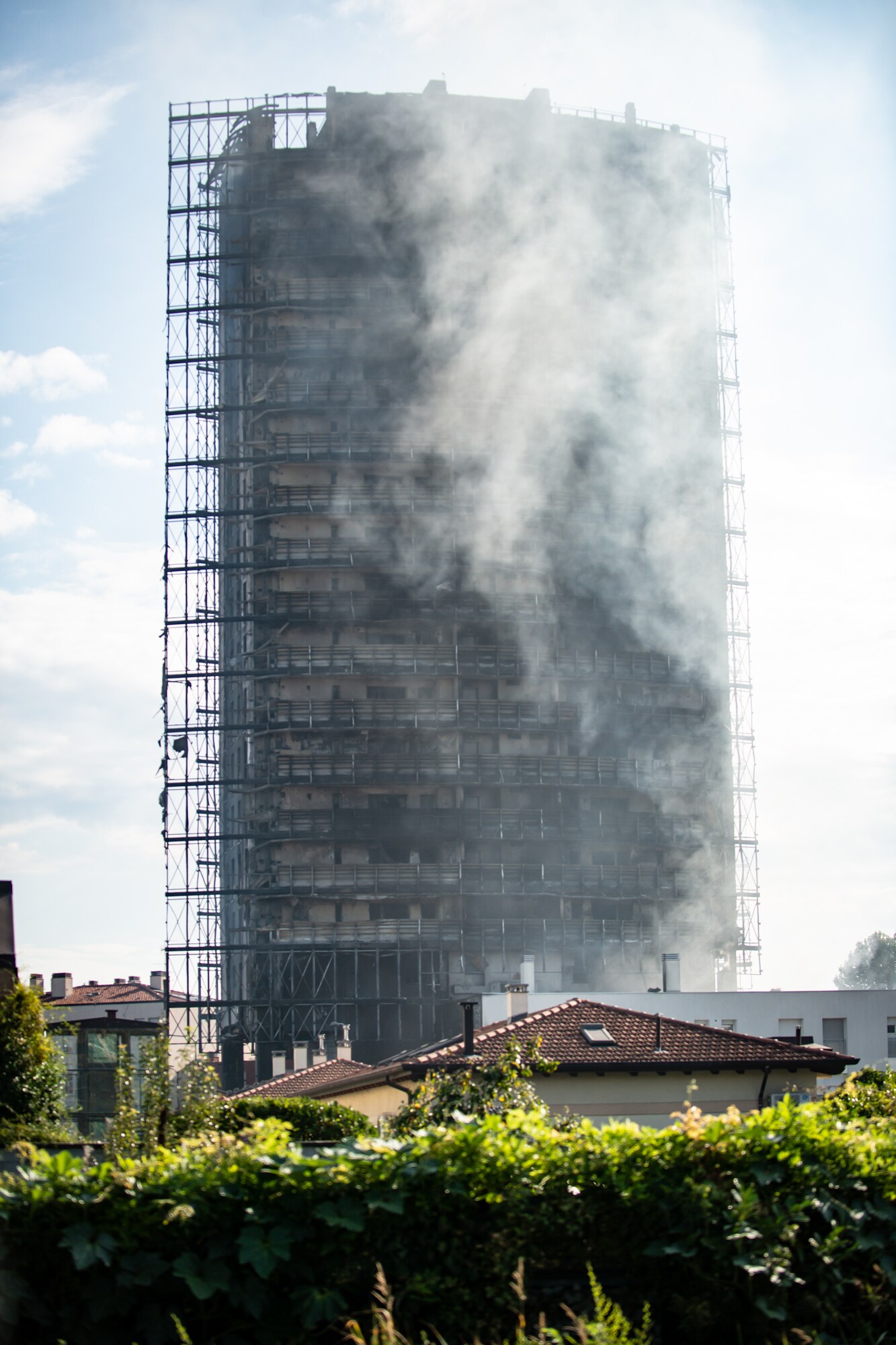 Incendio a Milano: cosa è rimasto della Torre del Moro