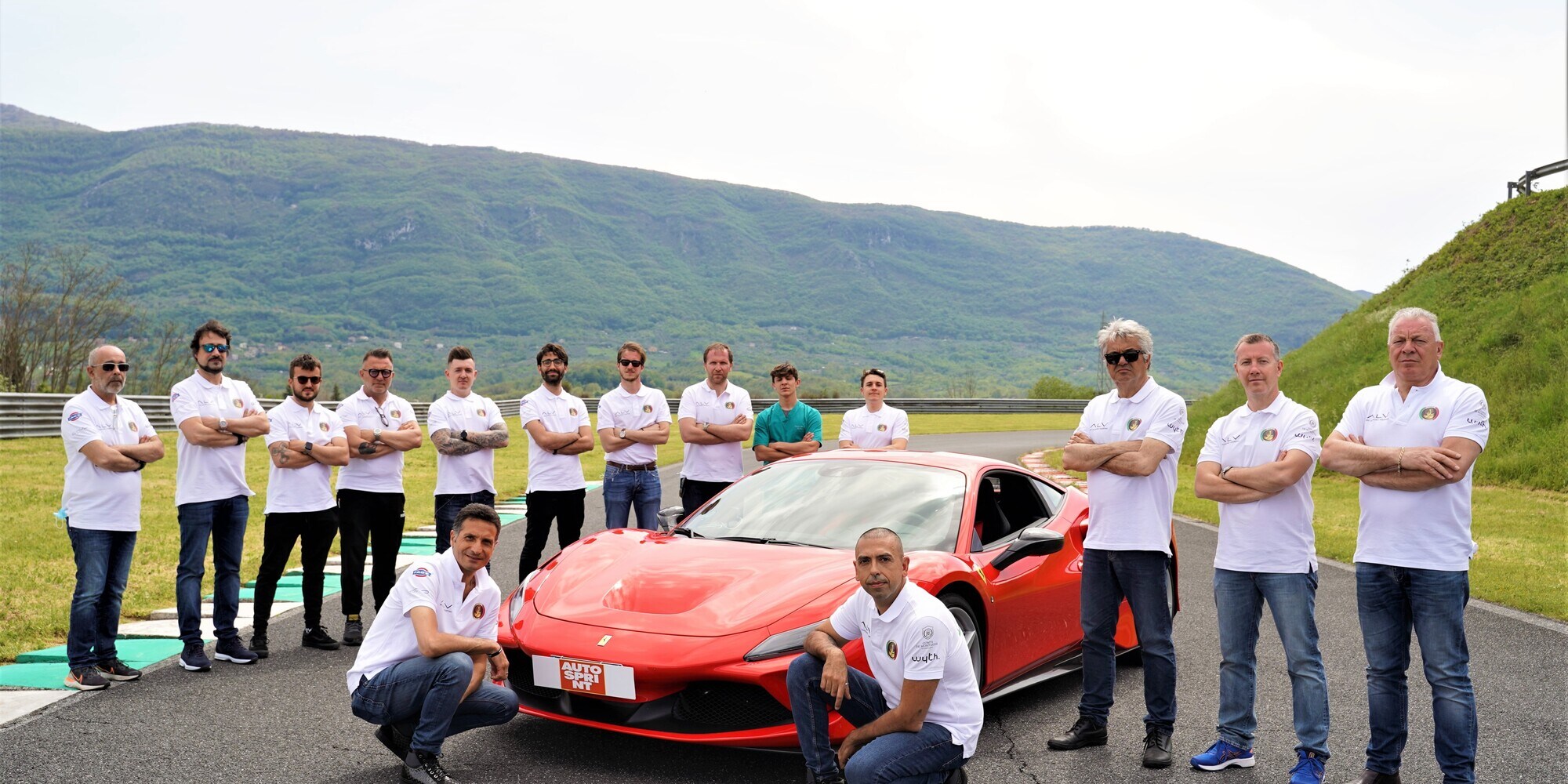 In Ferrari, da Roma a Capo Nord, a caccia del primato