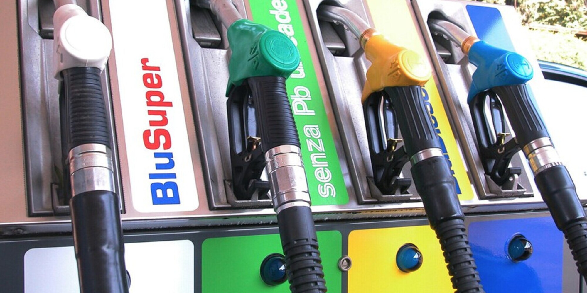 Caro benzine, il 72% degli italiani usa meno l’auto rispetto al 2020