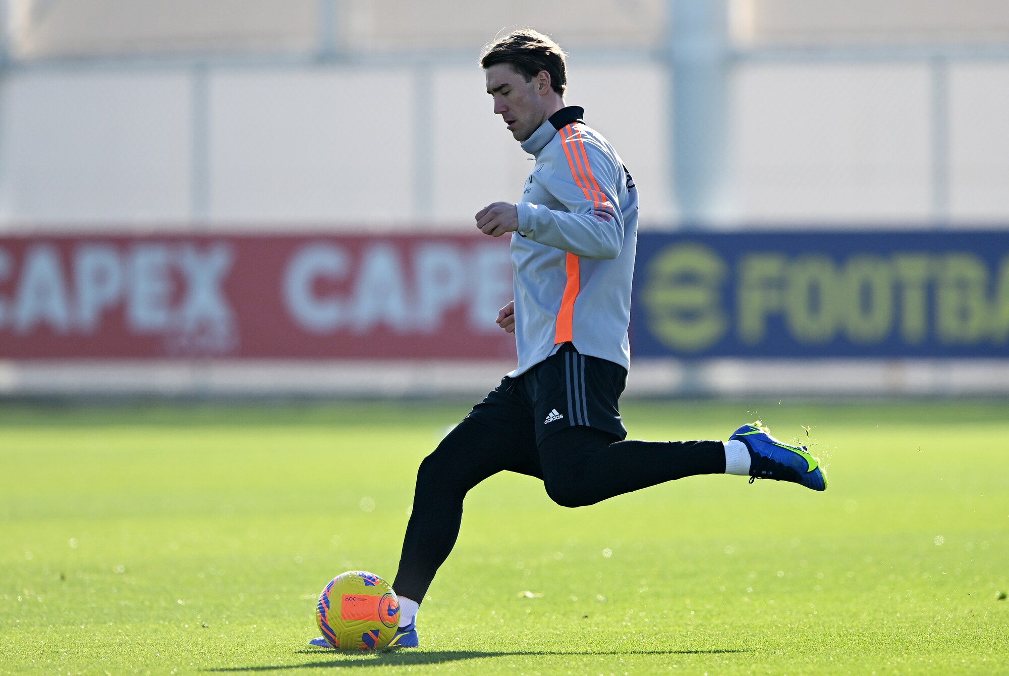 Juve, primo allenamento per Vlahovic: abbracci e dialogo con Allegri