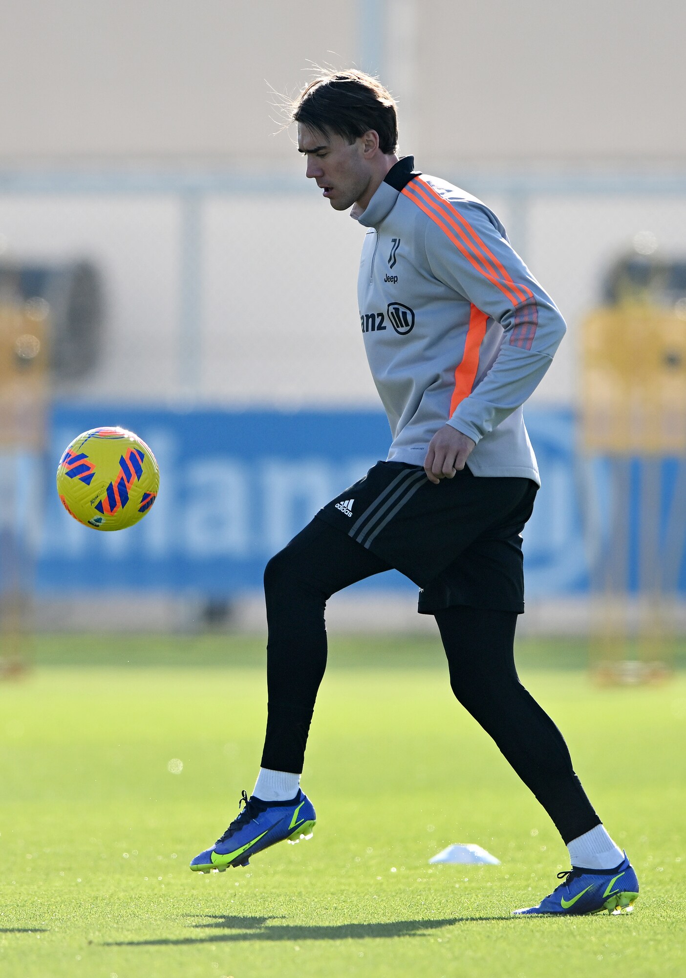 Juve, primo allenamento per Vlahovic: abbracci e dialogo con Allegri