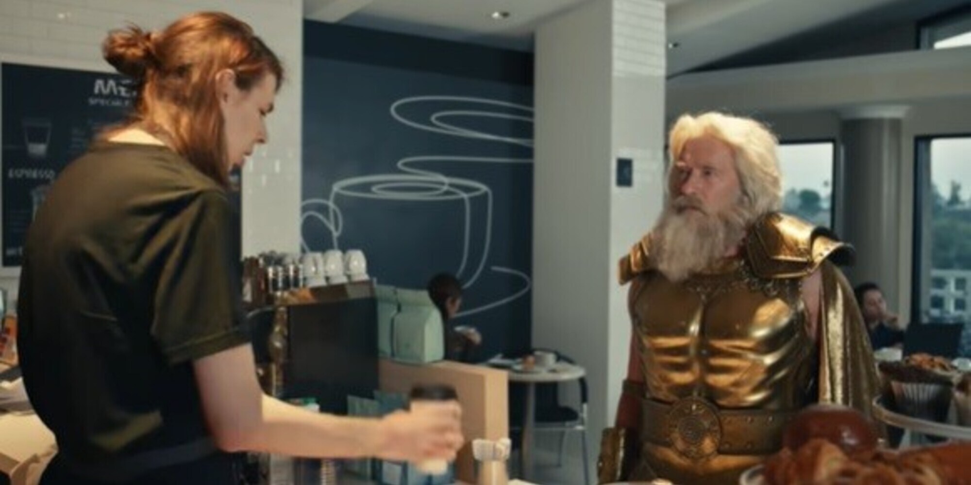 BMW, Arnold Schwarzenegger è Zeus nello spot della nuova elettrica