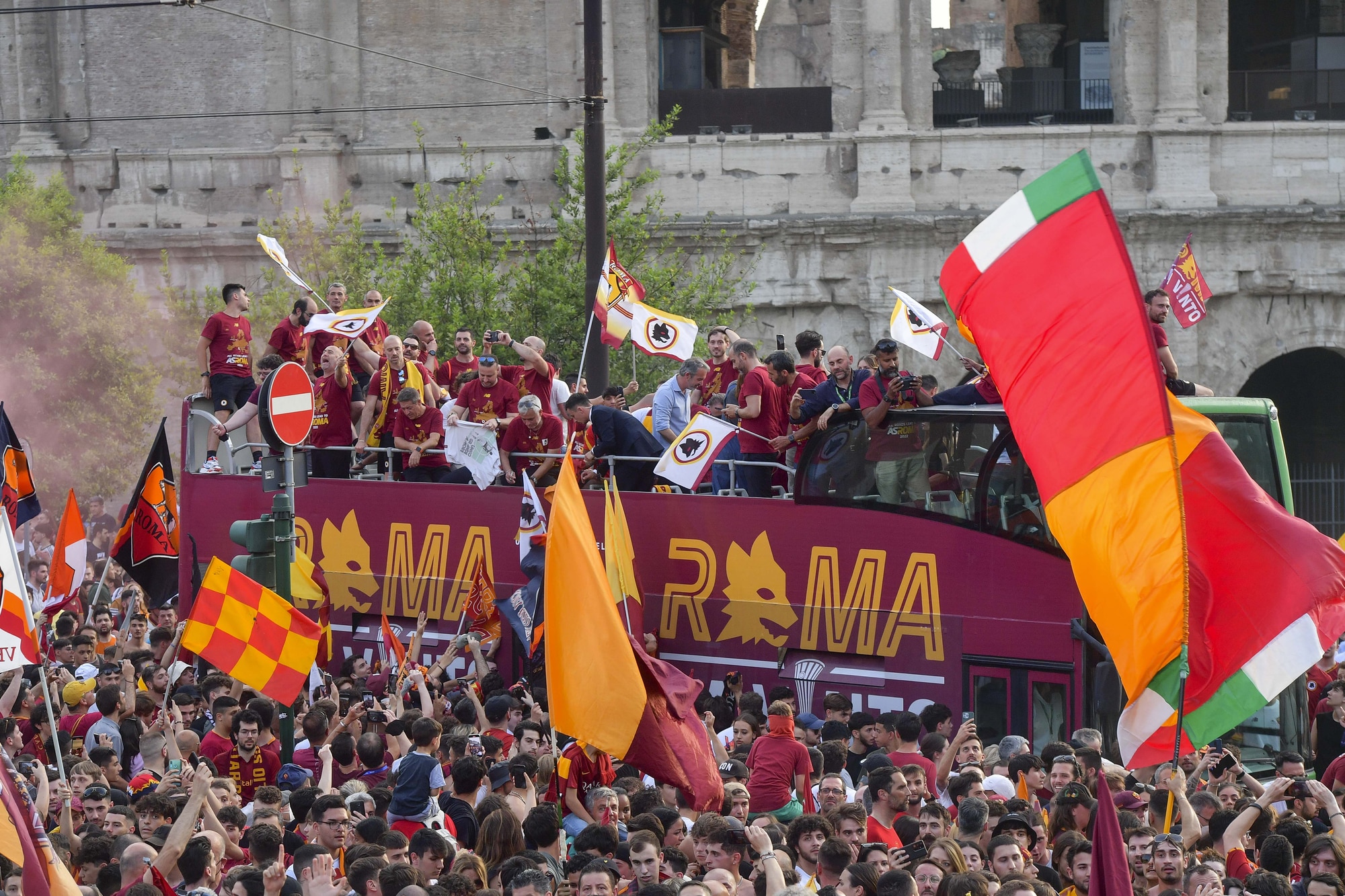 Lo striscione di Cristante e la linguaccia di Spinazzola: le FOTO più ...