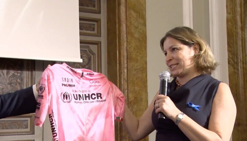 Consegnata a UNHCR la maglia rosa 2022 del Giro Donne