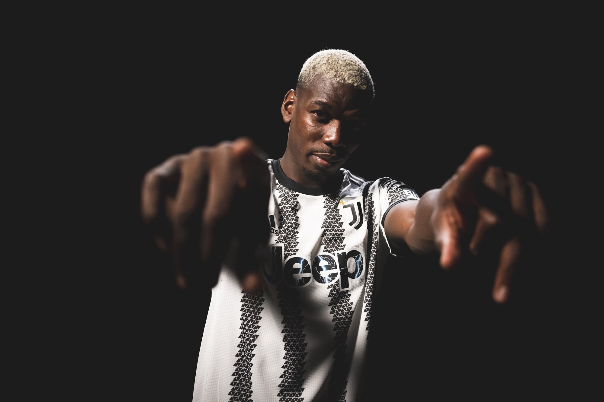 Juve, riecco Pogba: in posa con la maglia numero 10
