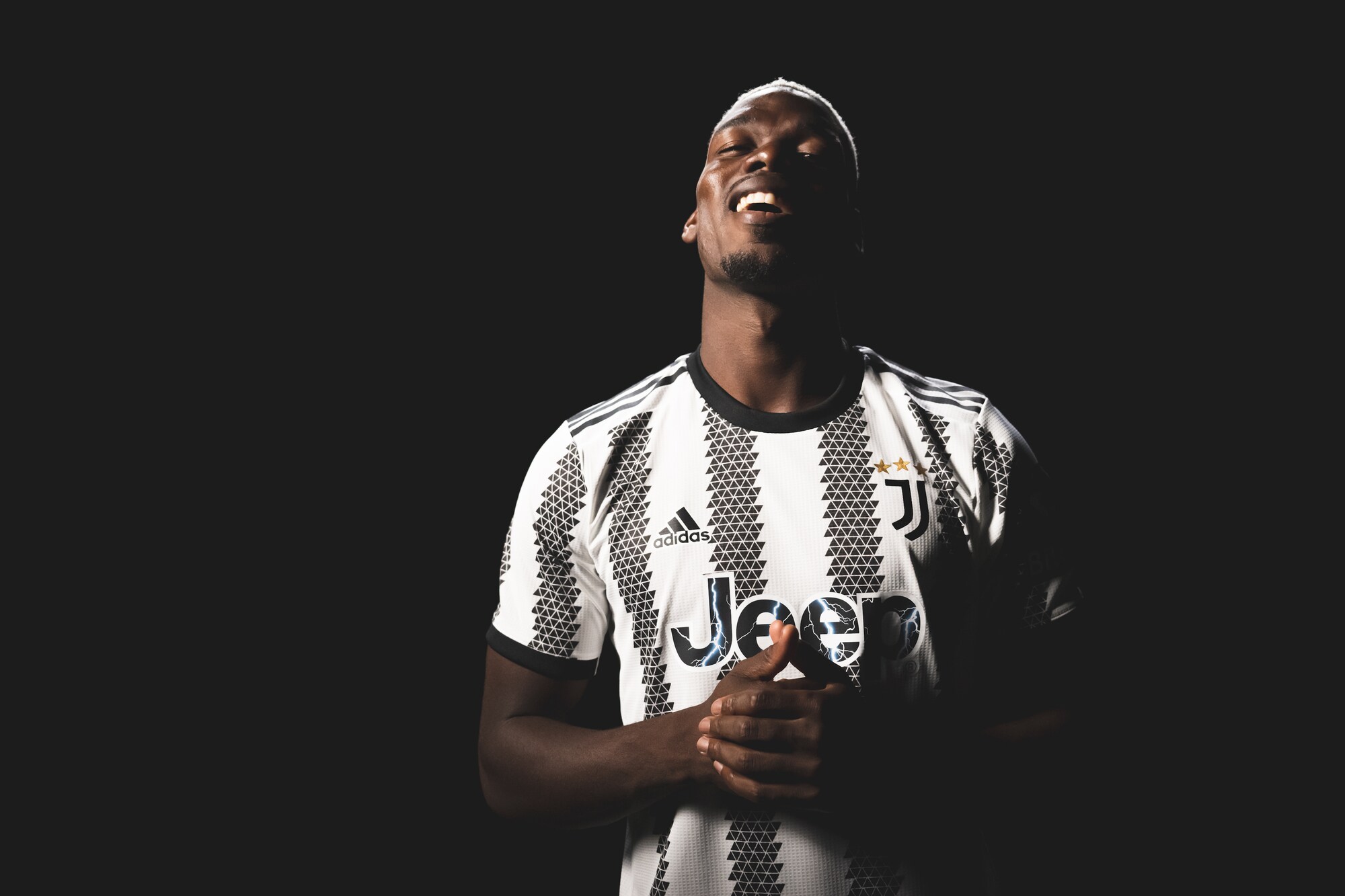 Juve, riecco Pogba: in posa con la maglia numero 10