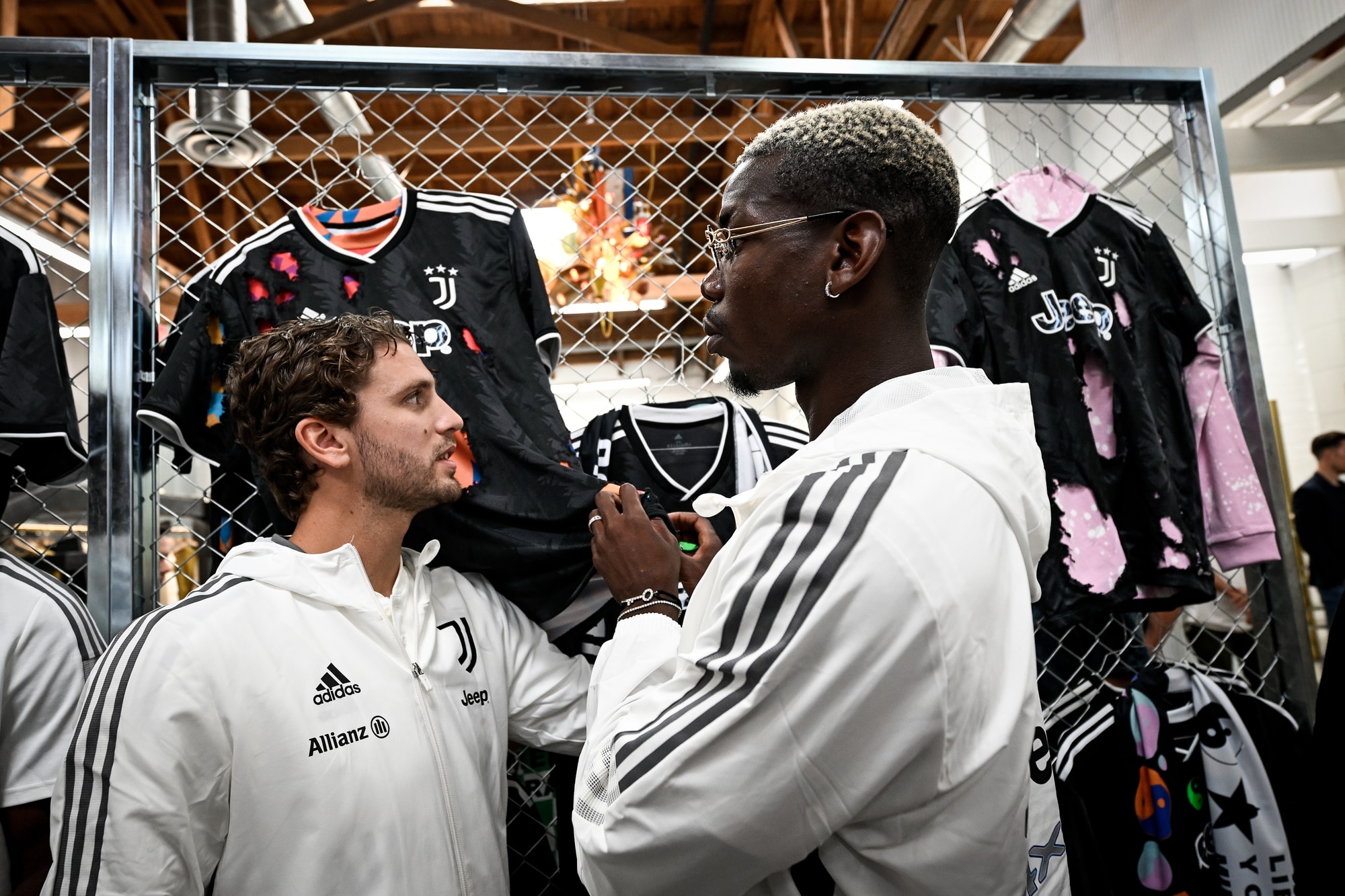 Juve, Pogba e Vlahovic presentano la versione speciale del kit da trasferta