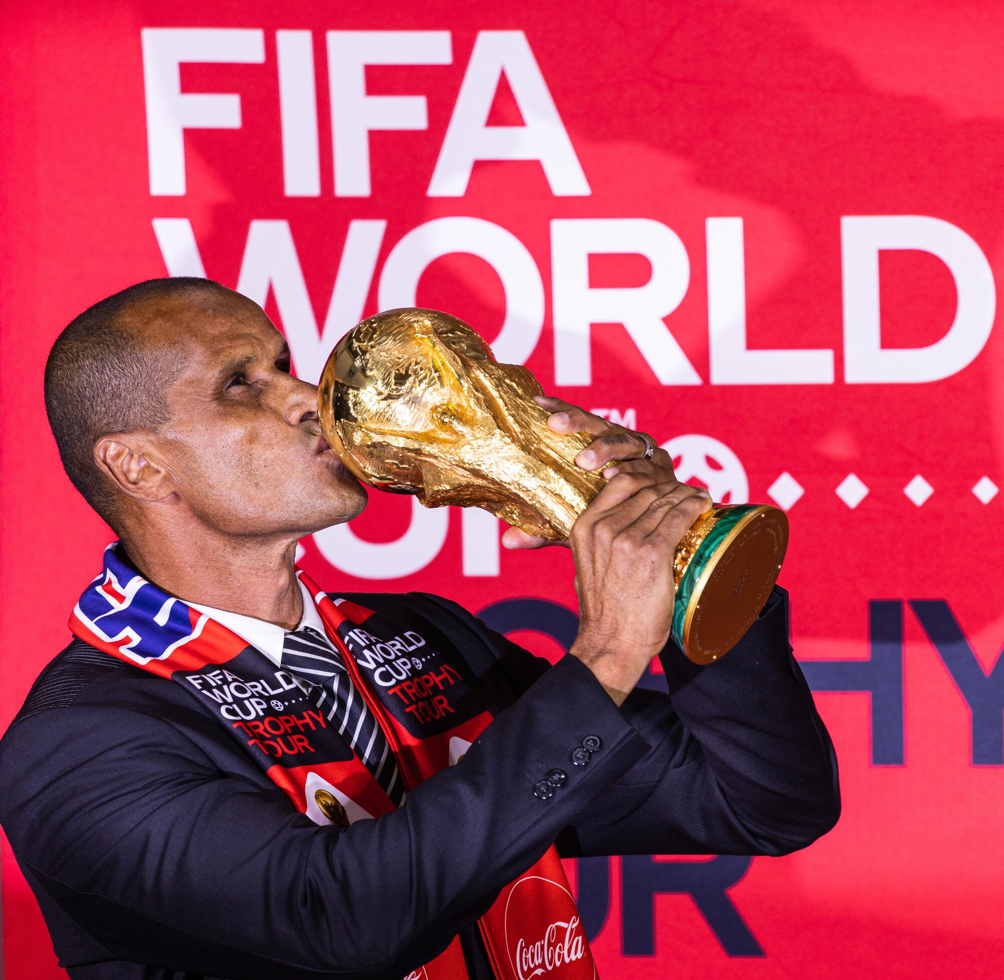 La Coppa del Mondo arriva a Seoul, Rivaldo bacia il trofeo