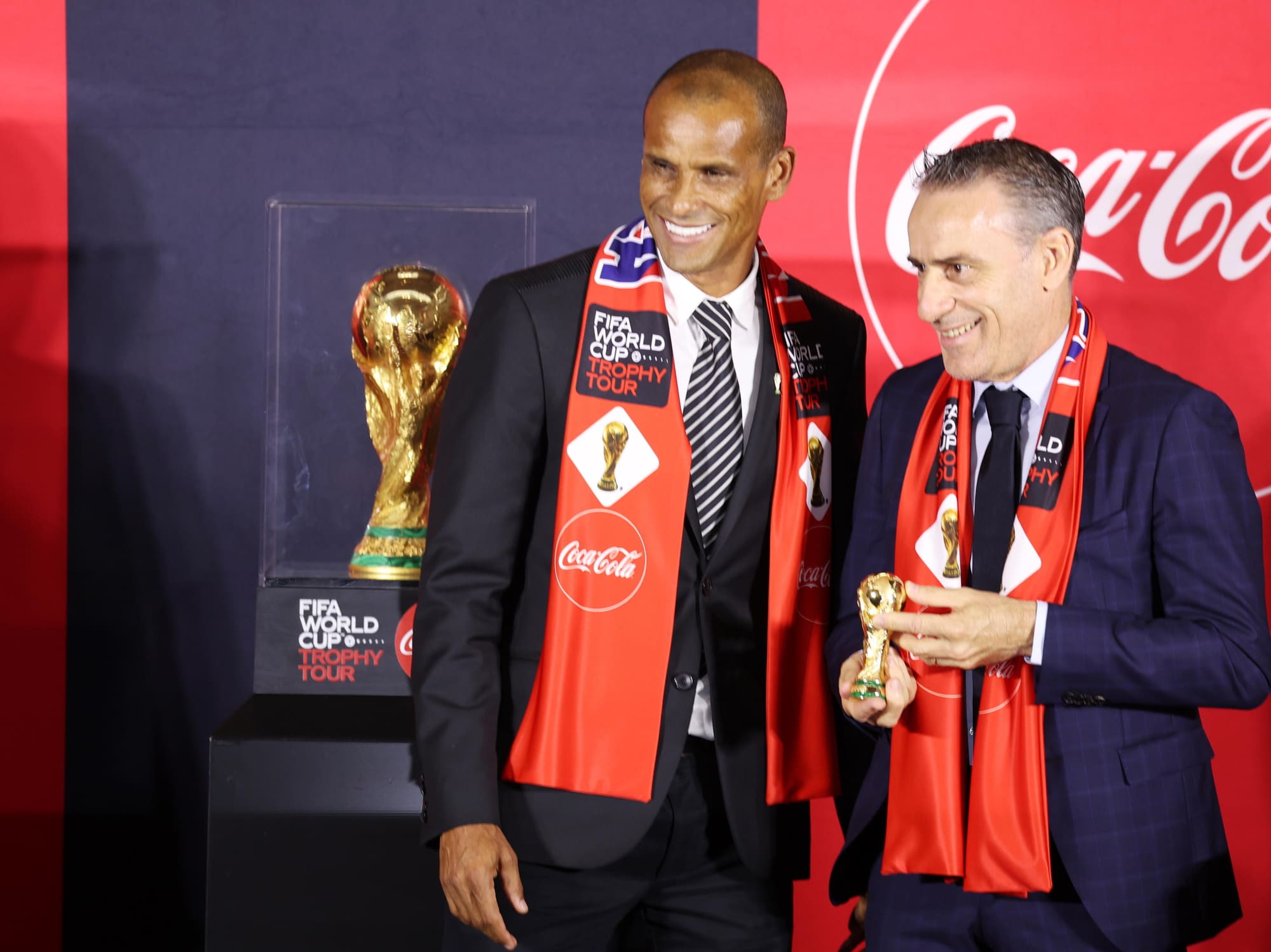 La Coppa del Mondo arriva a Seoul, Rivaldo bacia il trofeo