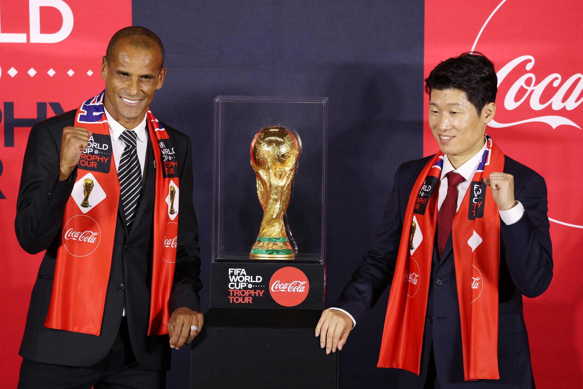 La Coppa del Mondo arriva a Seoul, Rivaldo bacia il trofeo