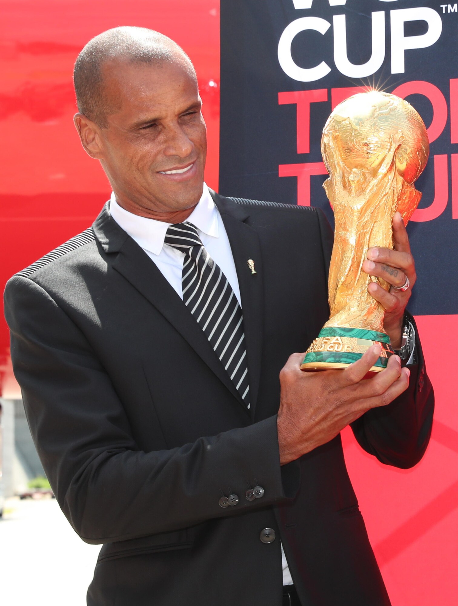 La Coppa del Mondo arriva a Seoul, Rivaldo bacia il trofeo