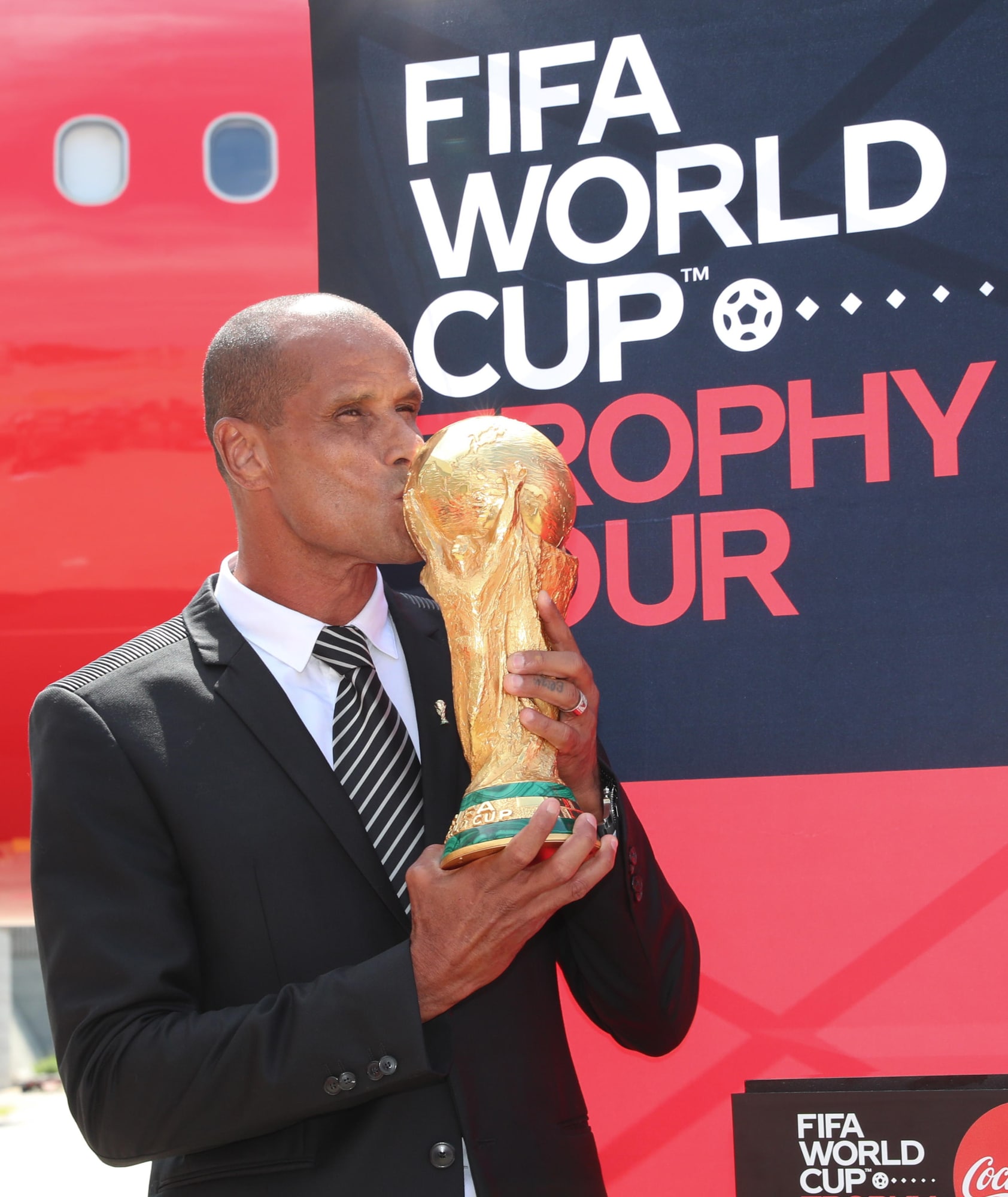 La Coppa del Mondo arriva a Seoul, Rivaldo bacia il trofeo