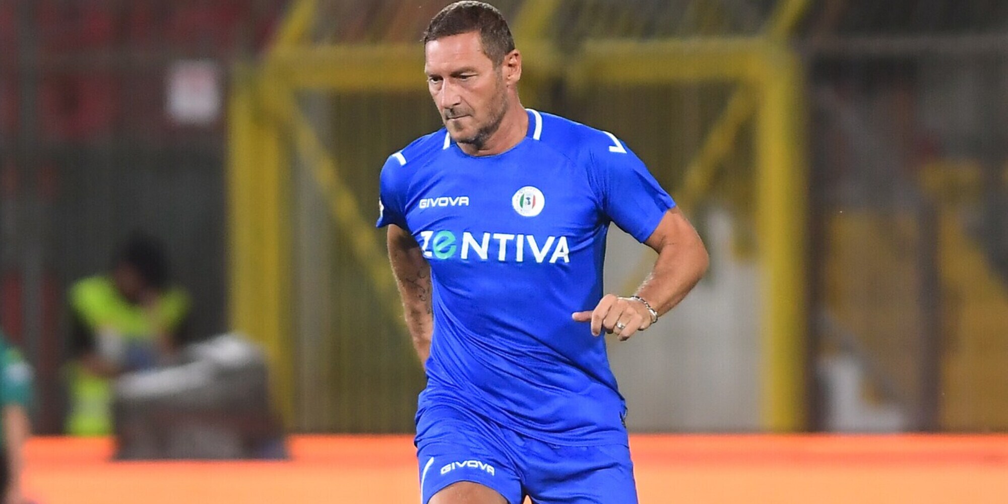 Totti si rifugia nel calcio: torna in campo per dimenticare la separazione