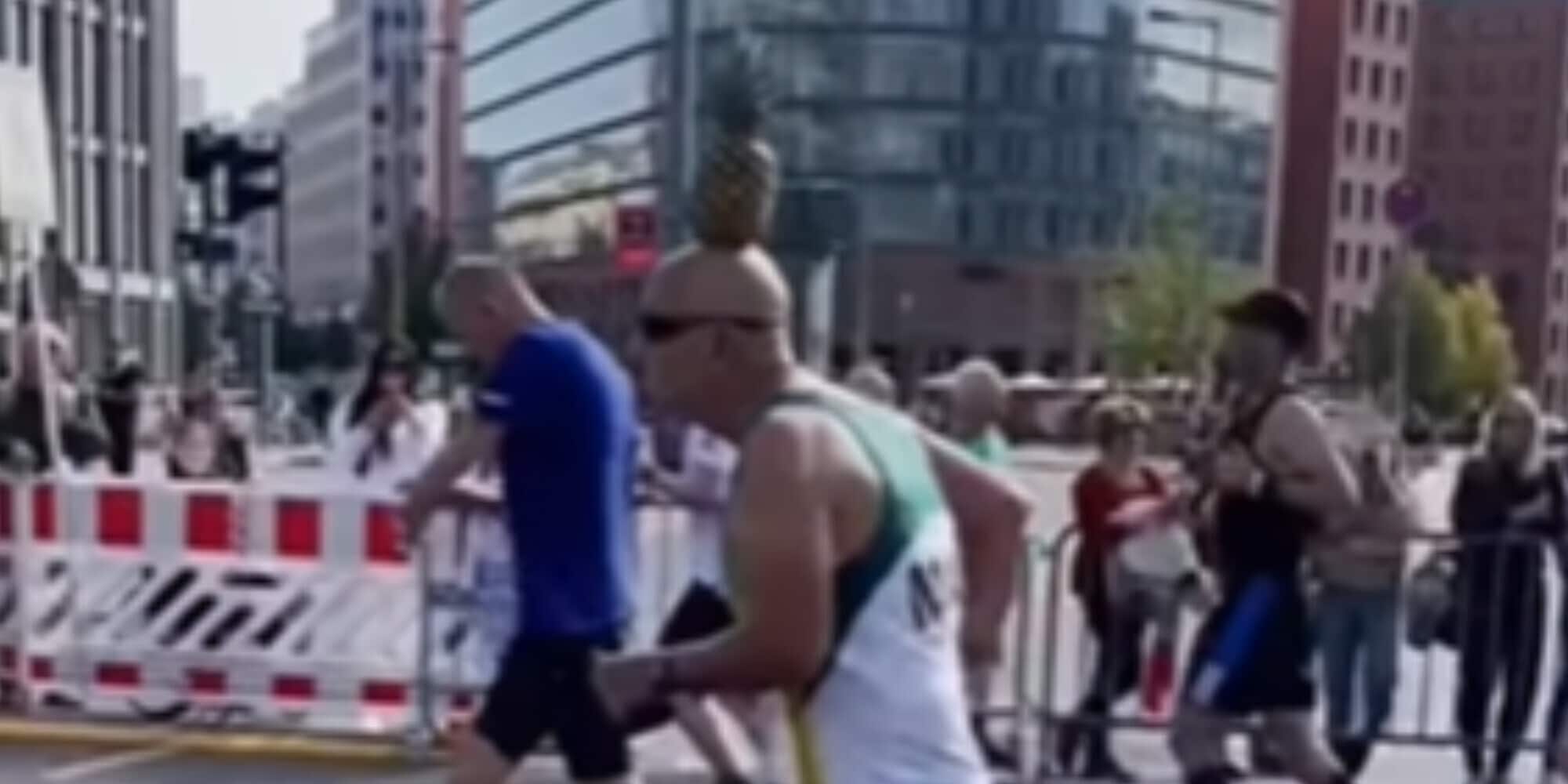 Corre la BMW Berlin marathon con un ananas sulla testa