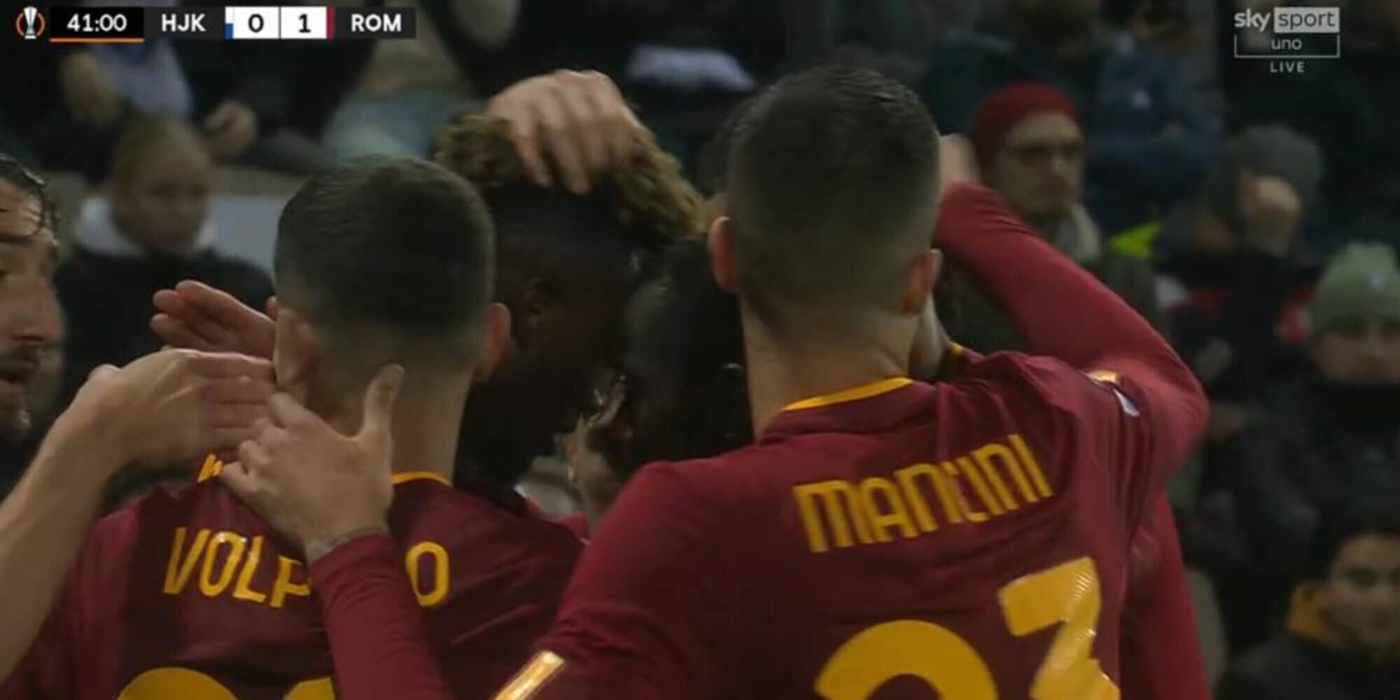 Helsinki-Roma, il gesto di Abraham dopo il gol. Applausi dai tifosi ...