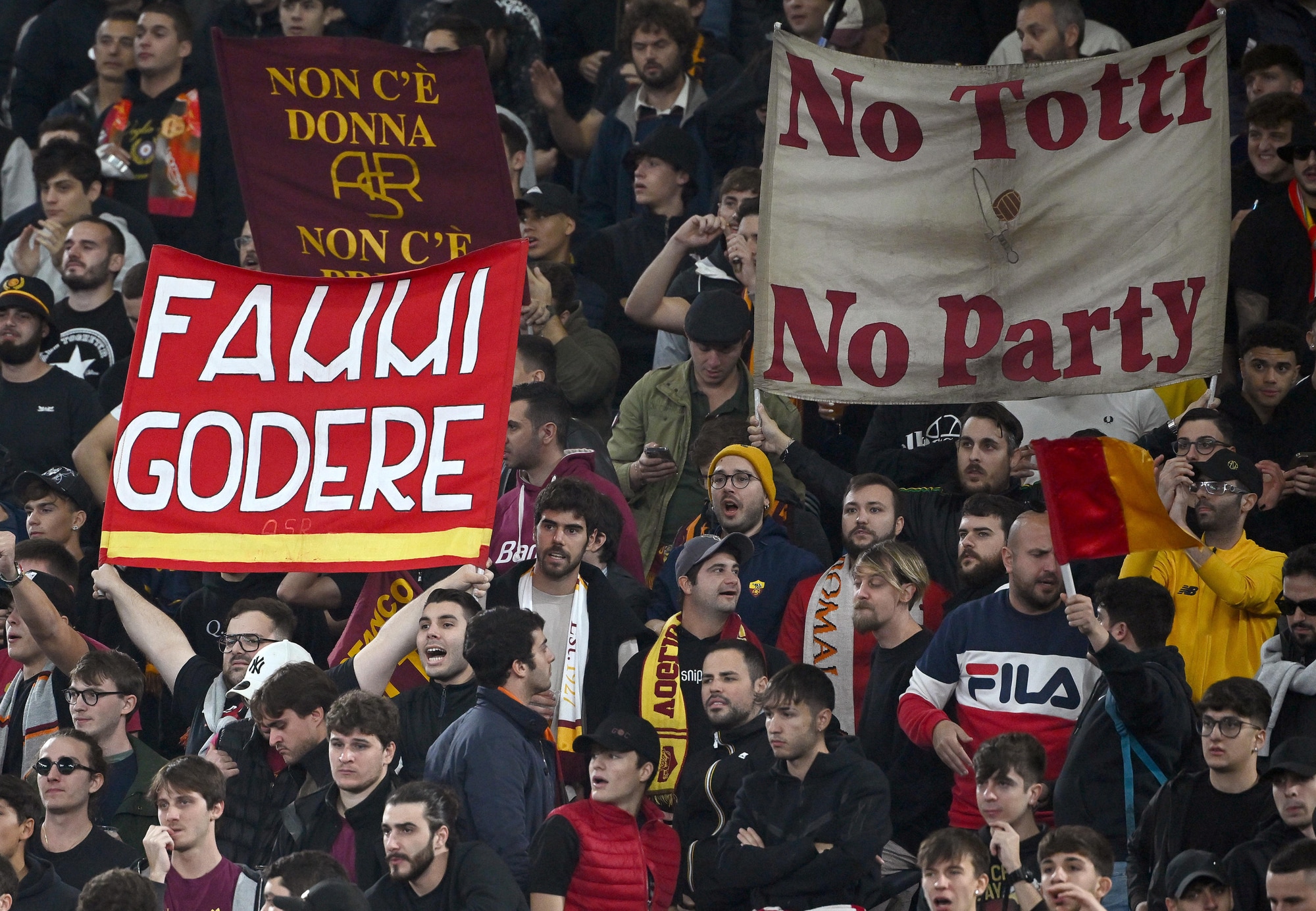 Roma-Lazio, il derby delle curve tra sfottò e striscioni