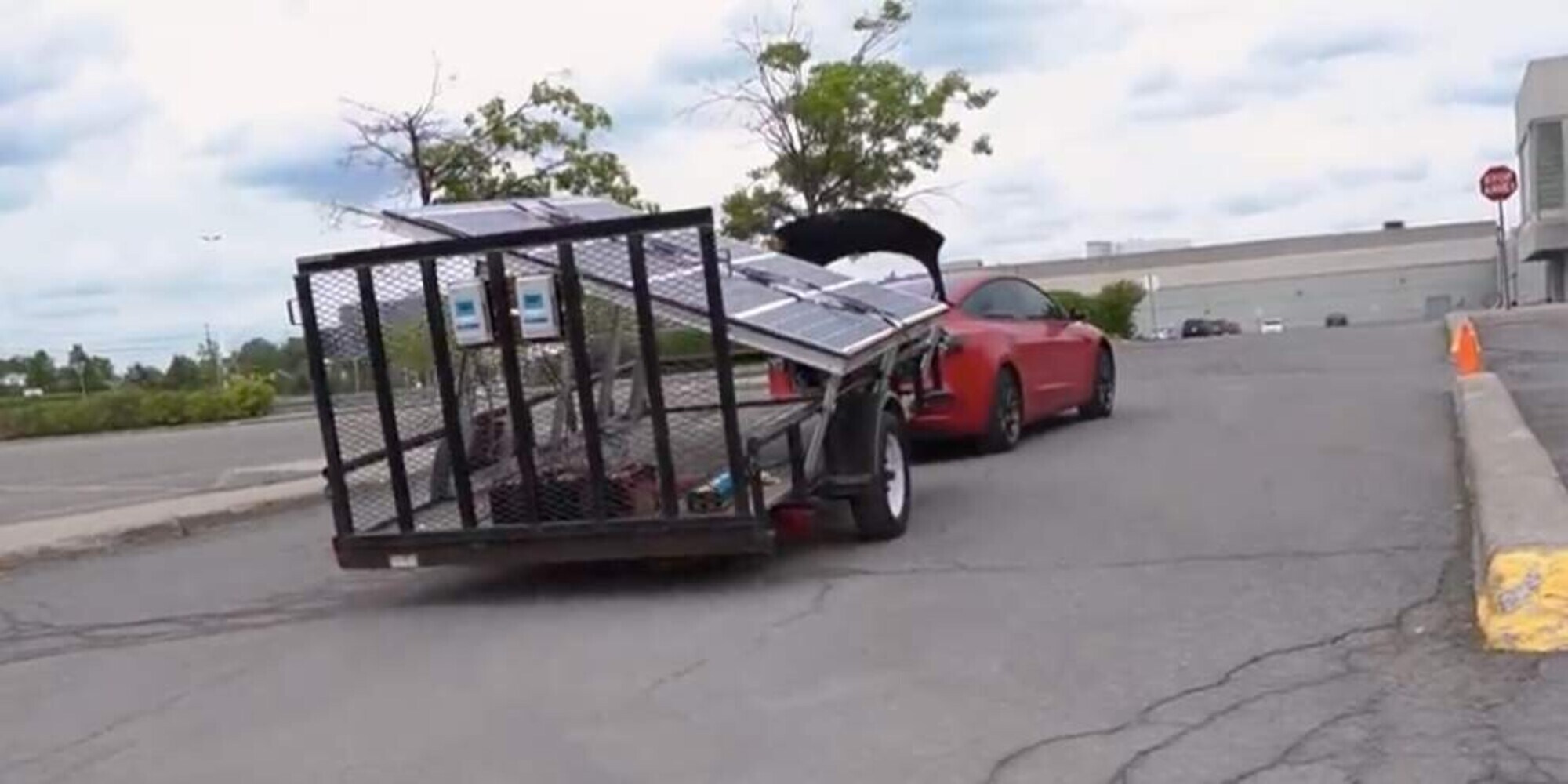 Installa un rimorchio solare per ricaricare la sua Tesla: l'invenzione ...