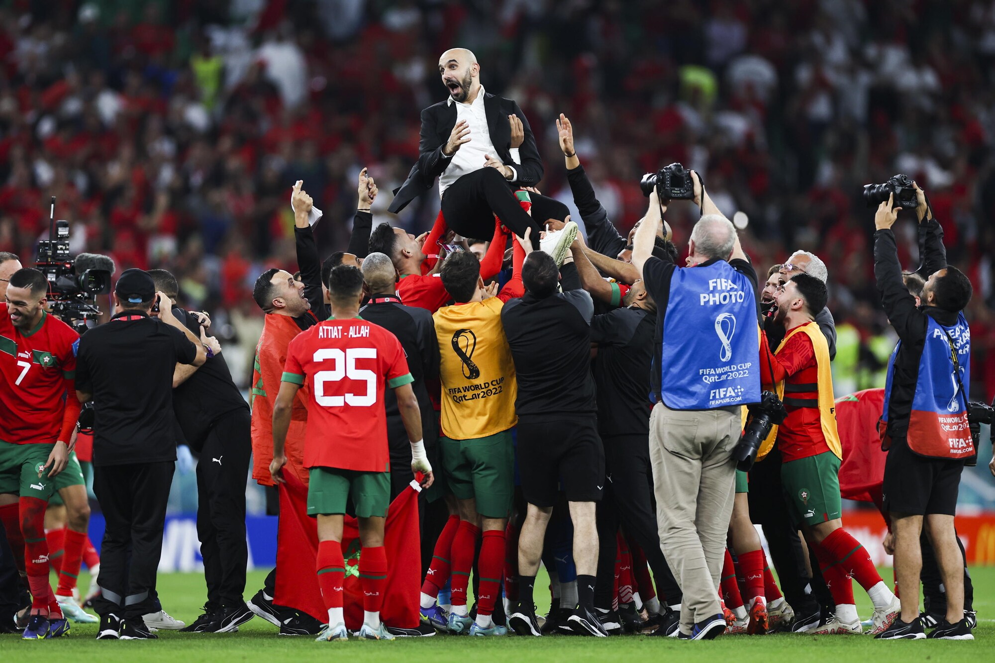 Marocco in semifinale: la festa dei giocatori in campo dopo l ...