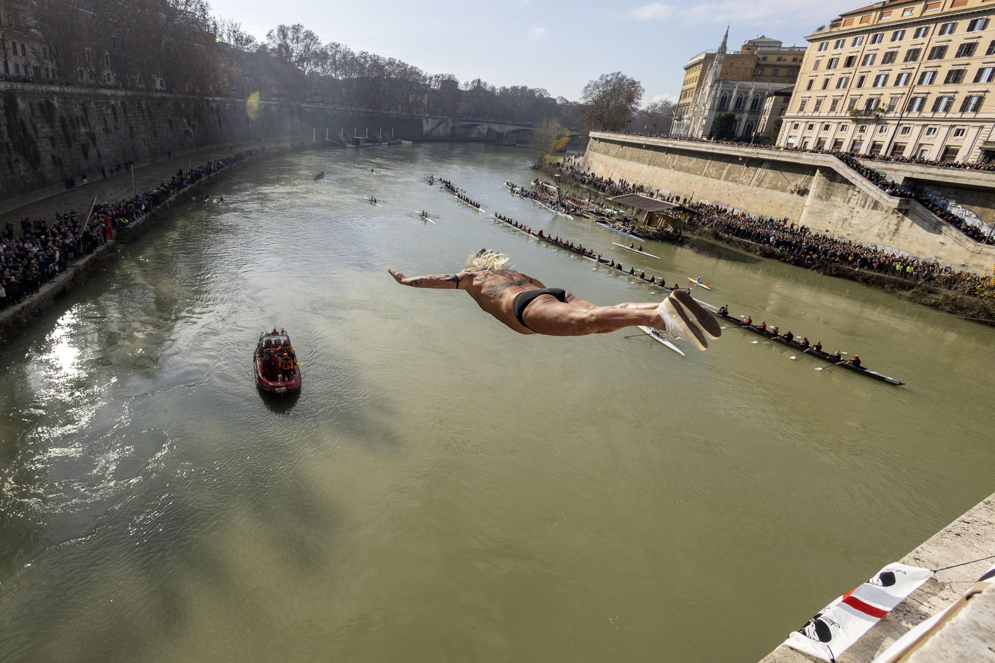 Mister Ok accoglie il 2023 con il consueto tuffo nel Tevere