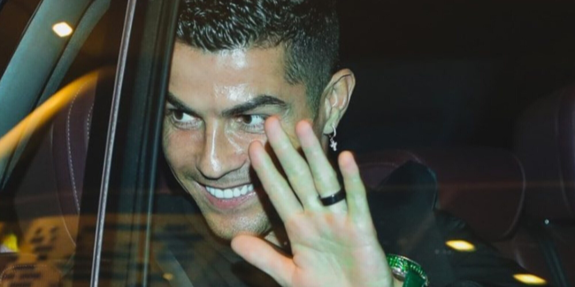 Ronaldo arriva all'Al Nassr sfrecciando sulla nuova Land Rover da ...