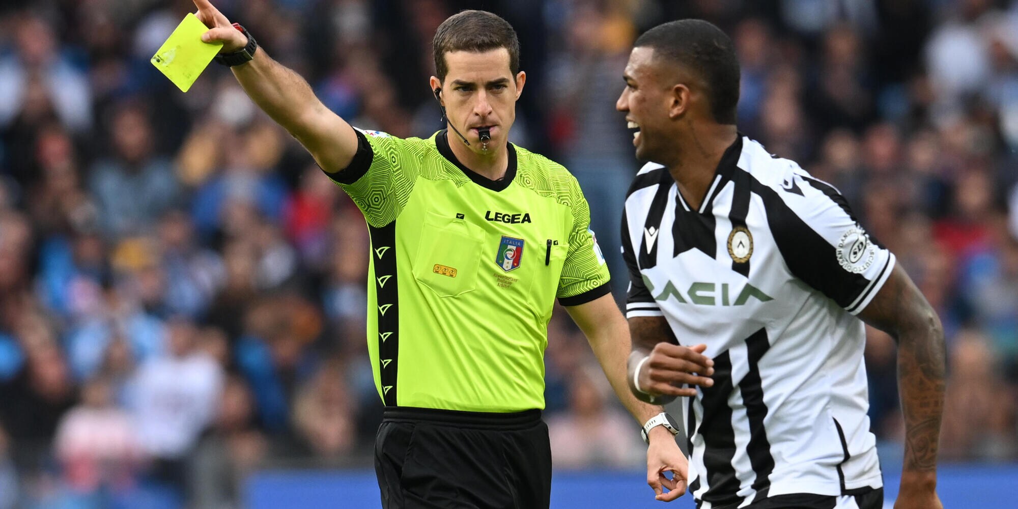 Calcio: arbitri in campo con un segno rosso antiviolenza