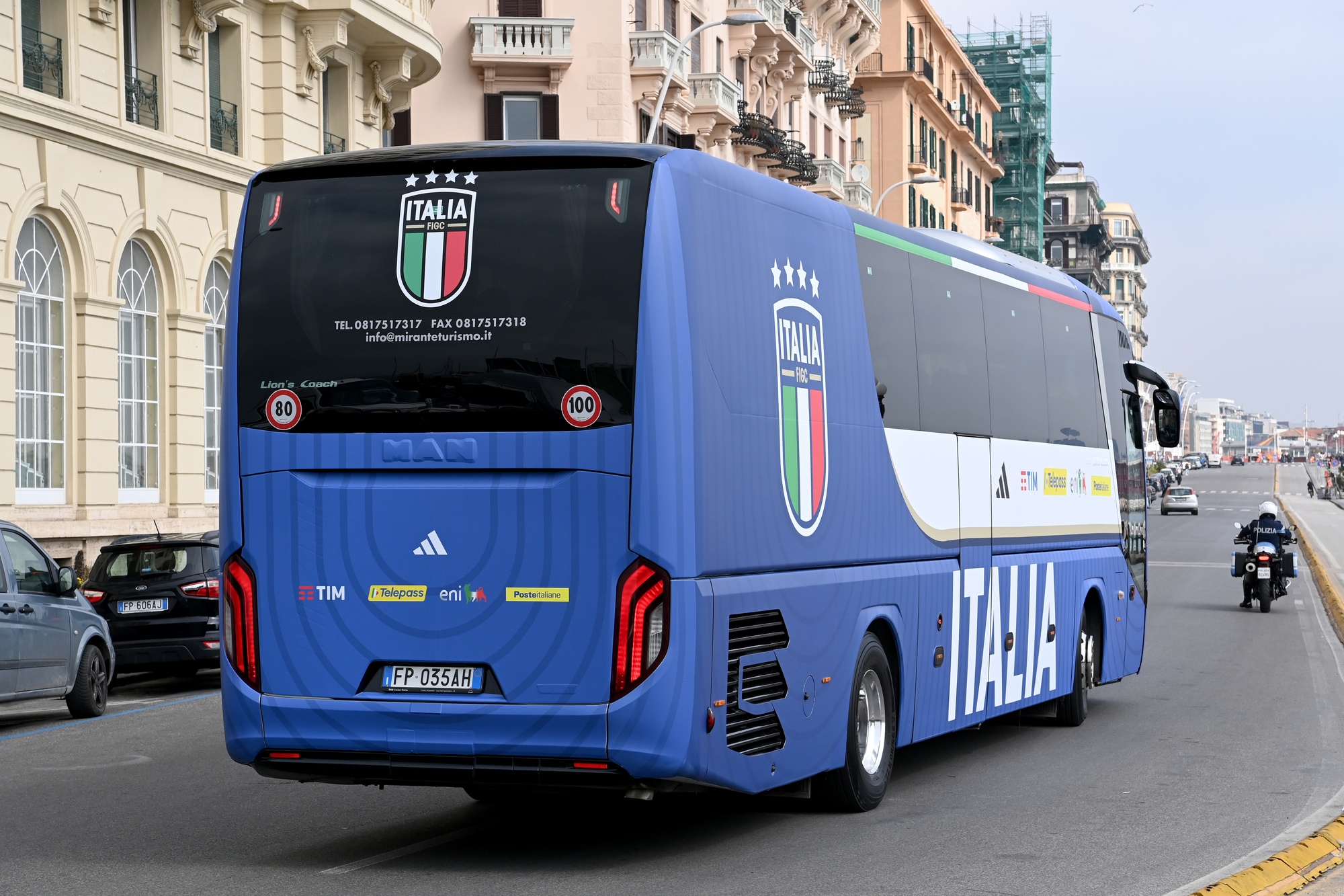 Napoli ha voglia di Nazionale: assalto al pullman dell'Italia