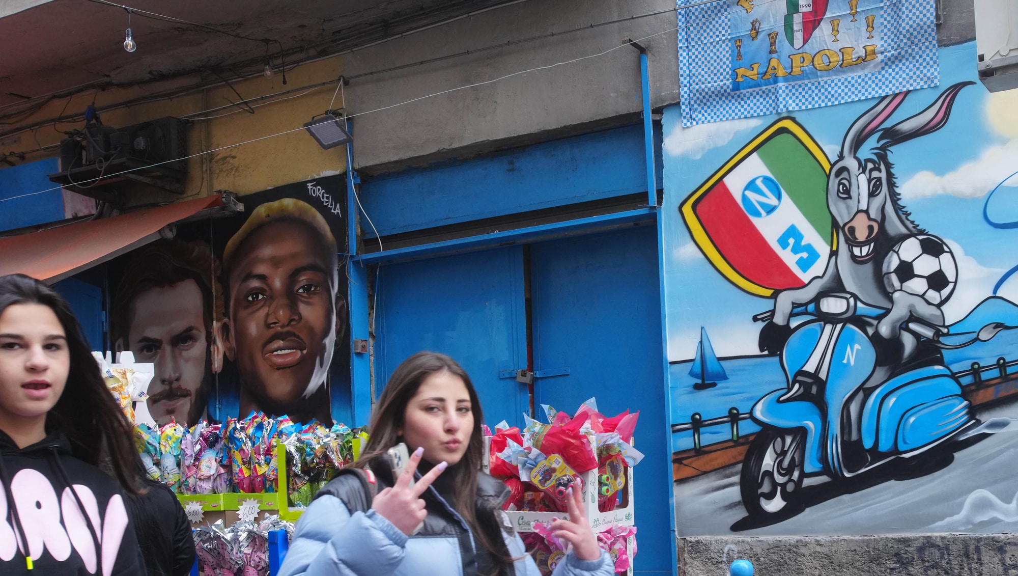 Napoli si prepara alla festa Scudetto: nuovi murales e striscioni per ...