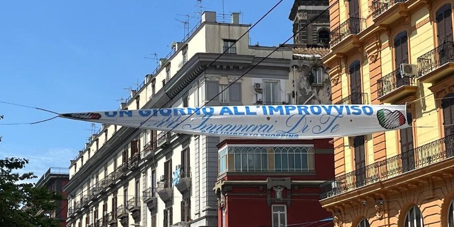 Napoli, si festeggia a testa in su: gli striscioni più belli dello Scudetto